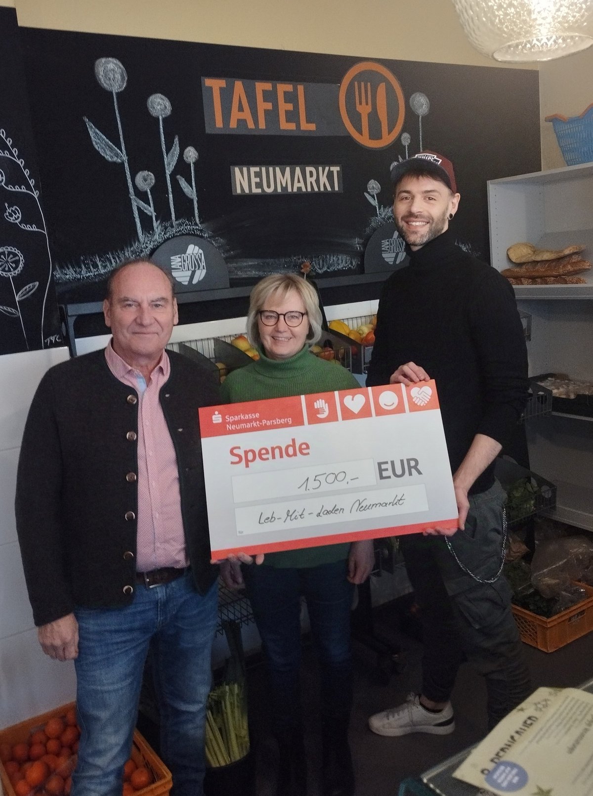 Großzügige Spende von Küfner Hoch- und Tiefbau - Tafel Neumarkt